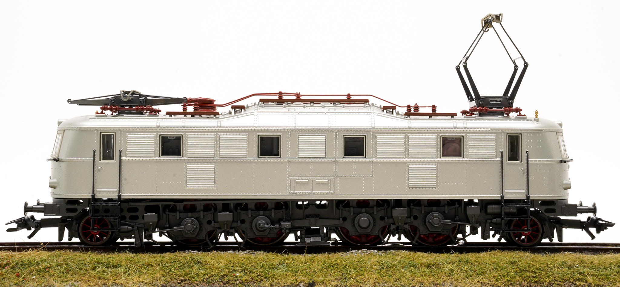 Gebrauchtemodellbahn | Märklin 3667 – Schnellzug-Elektrolok BR E18 / 118 als Metall-Edition ...